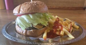 横須賀デカ盛り店まとめ！ハンバーガー・海軍カレー・海鮮丼のコスパ・量・行列攻略 | 神奈川なんでもナビ